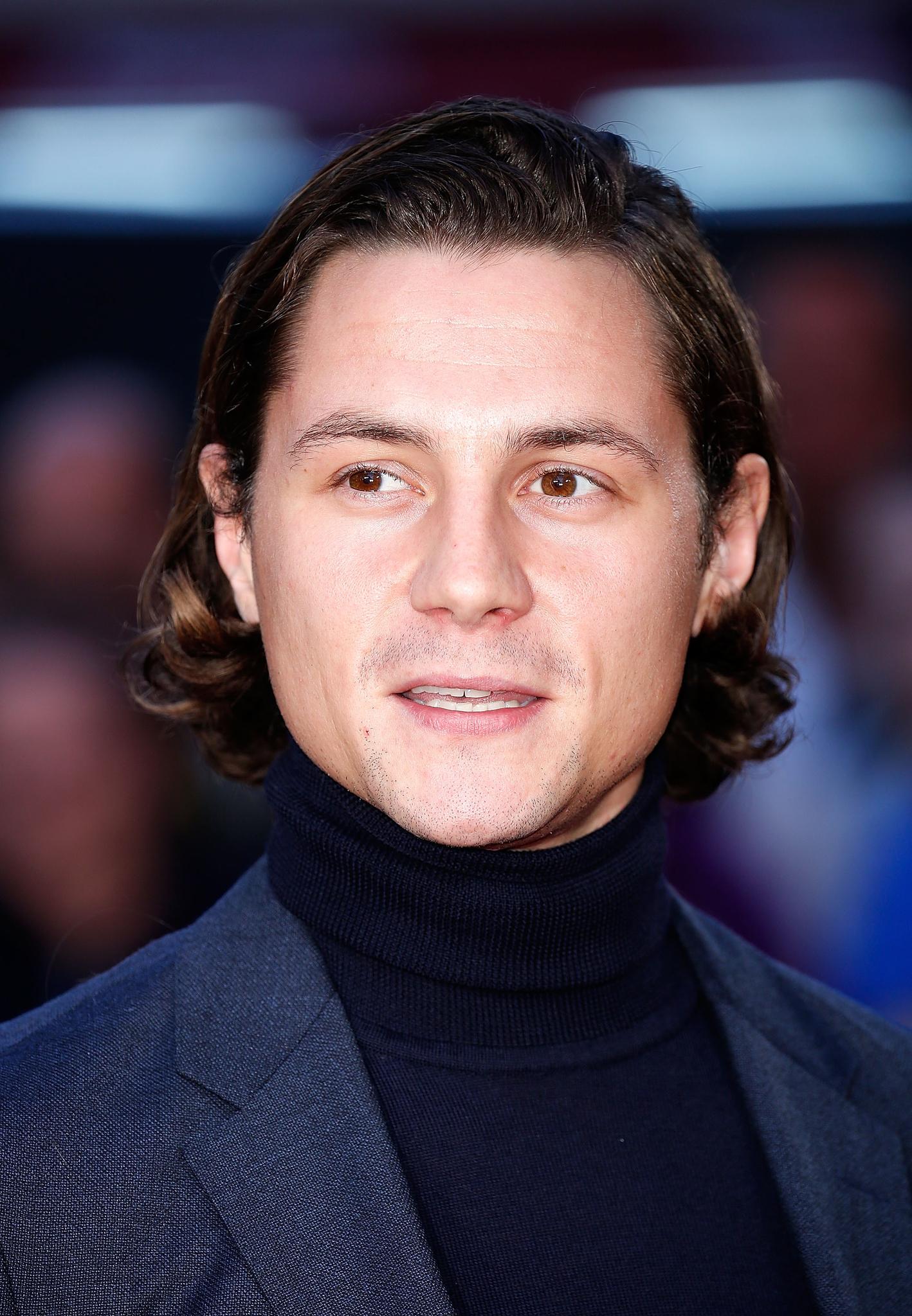 Augustus Prew — Biografi Aktor, Film, Penghargaan & Fakta