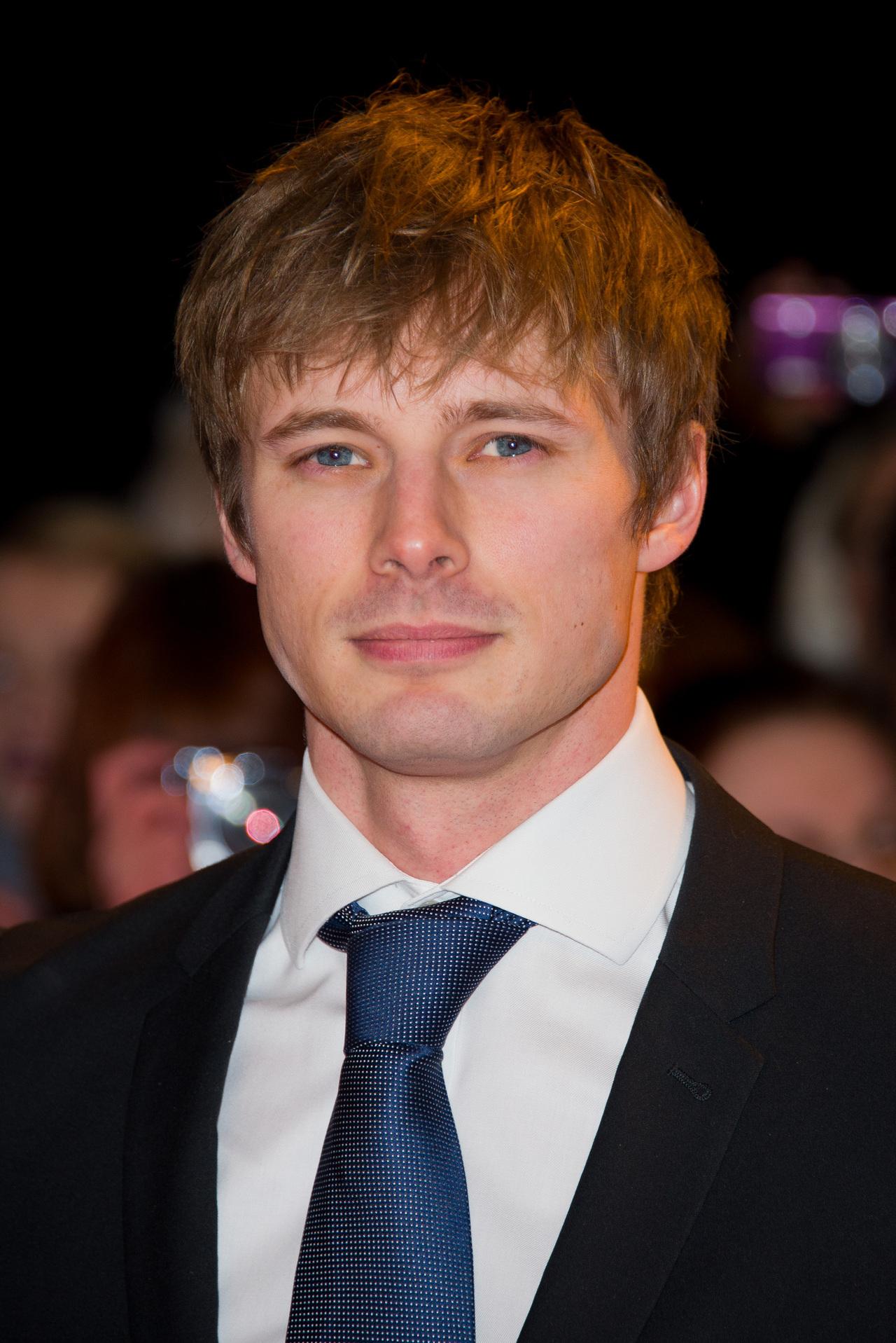 Bradley James — Biografi Aktor, Film, Penghargaan & Fakta