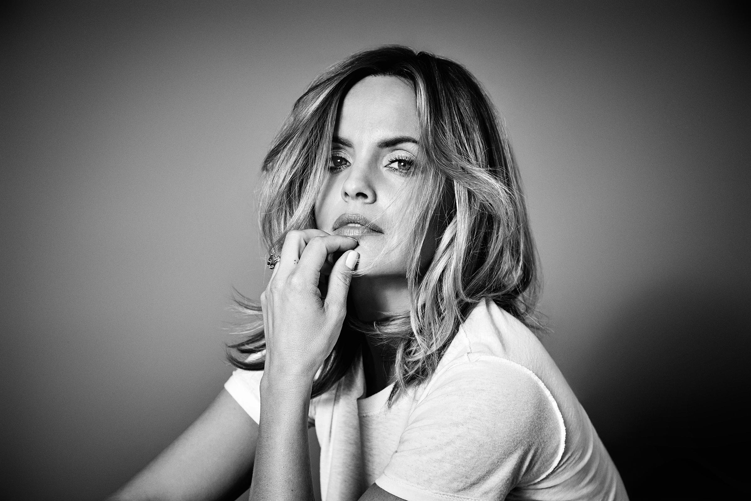 Mena Suvari — Biografi Aktor, Film, Penghargaan & Fakta