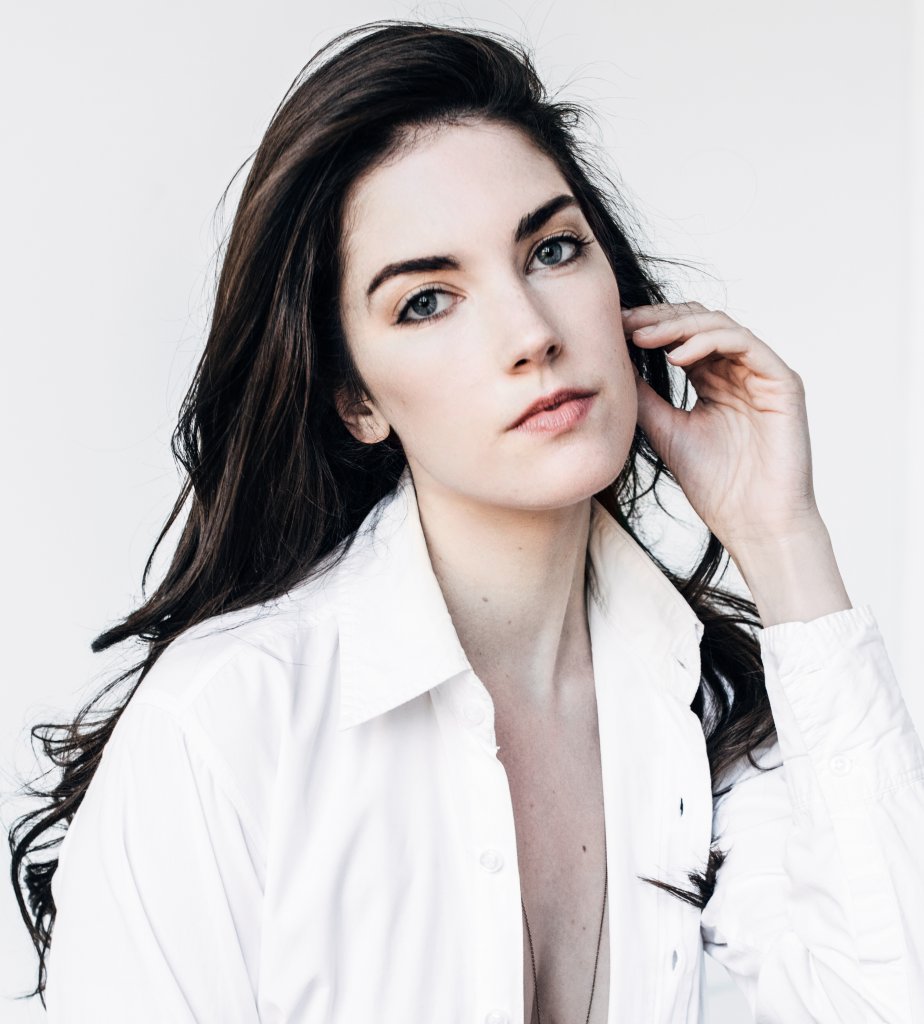 Clare Cooney — Biografi Aktor, Film, Penghargaan & Fakta