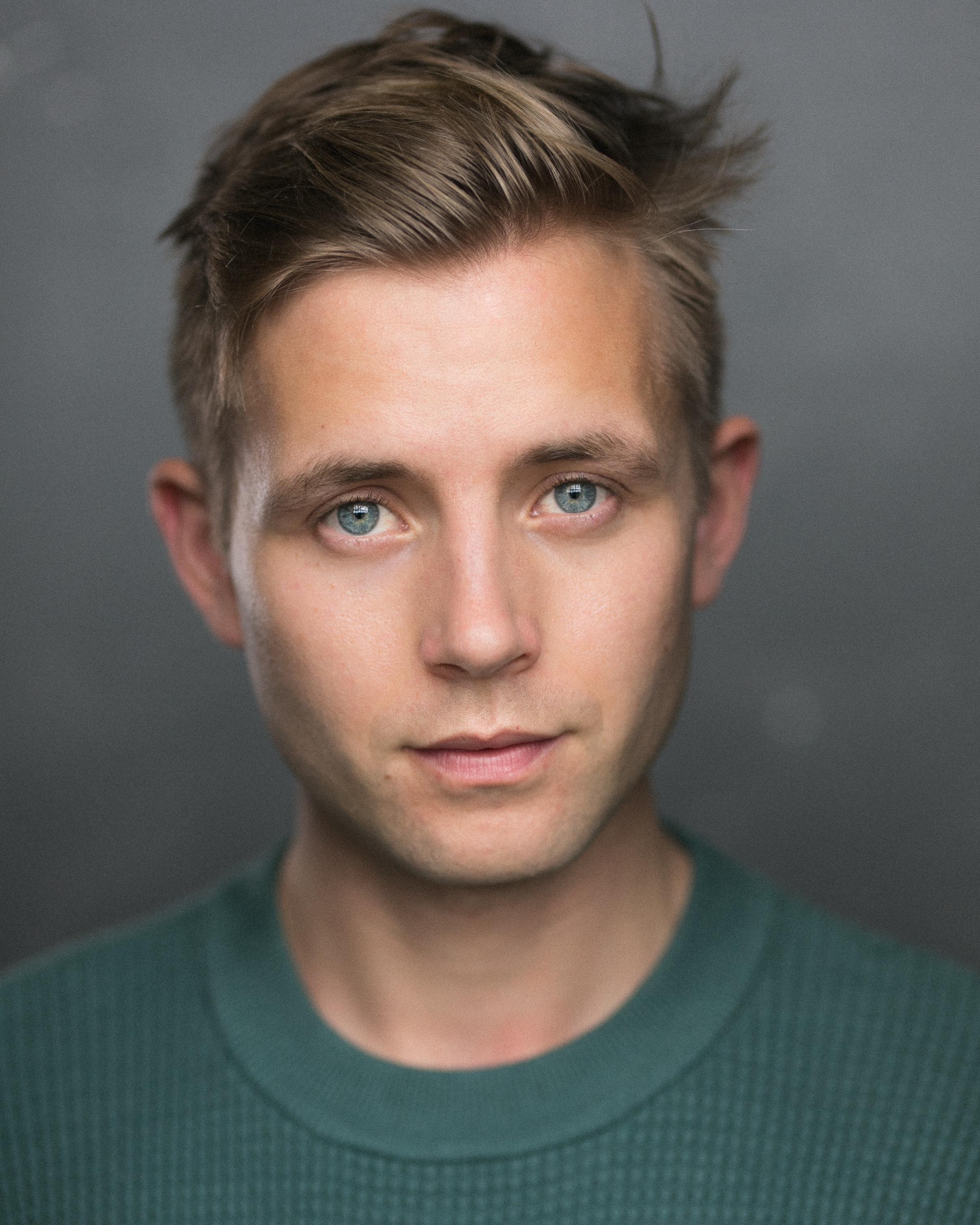 Adam Newington — Biografi Aktor, Film, Penghargaan & Fakta