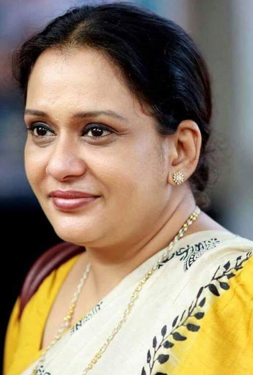 Parvathi T. — Biografi Aktor, Film, Penghargaan & Fakta