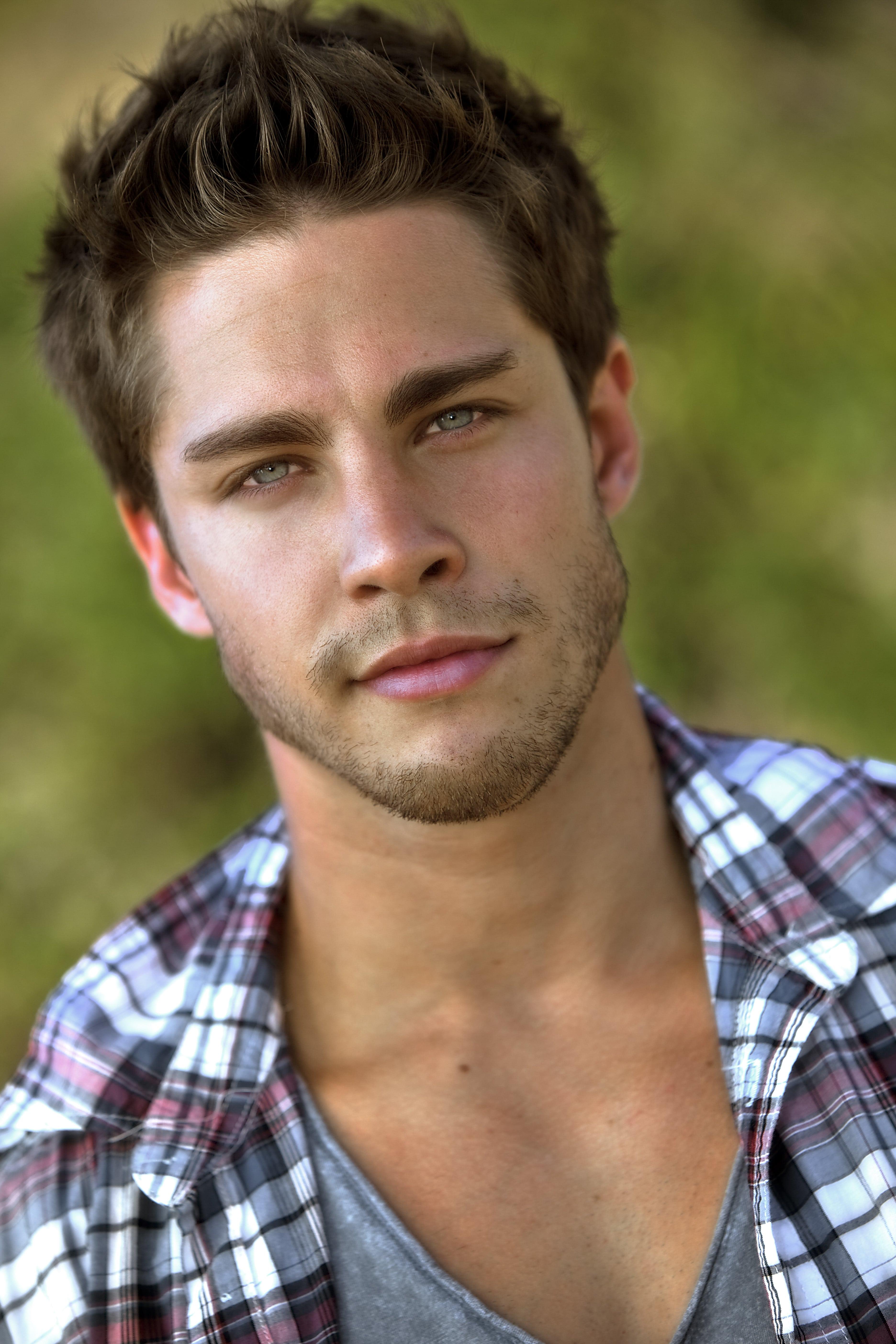 Dean Geyer — Biografi Aktor, Film, Penghargaan & Fakta
