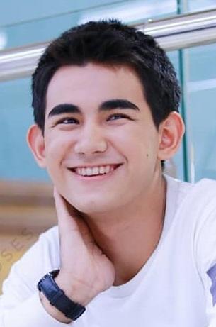 Sattabut Drake Laedeke — Biografi Aktor, Film, Penghargaan & Fakta