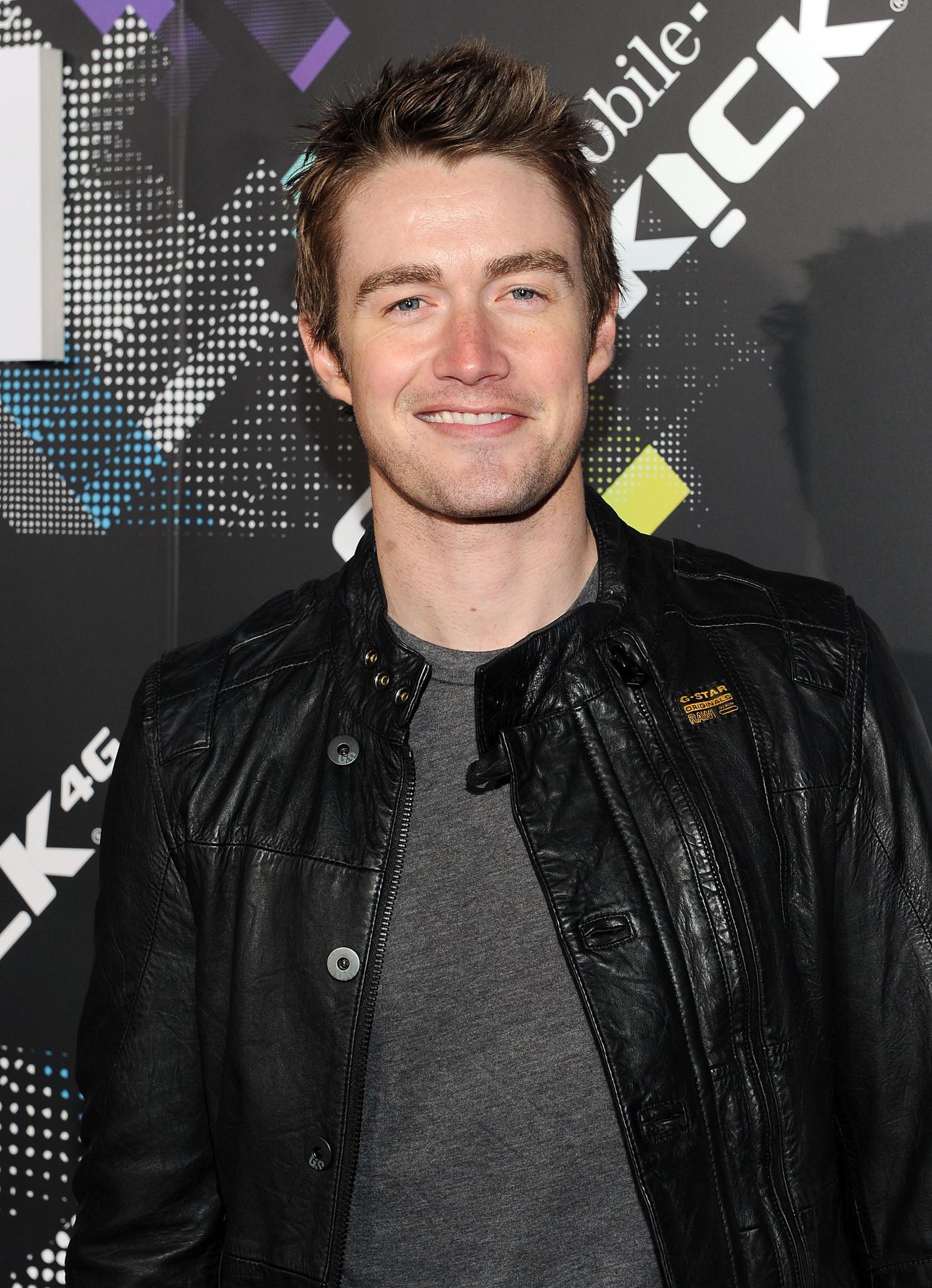 Robert Buckley — Biografi Aktor, Film, Penghargaan & Fakta