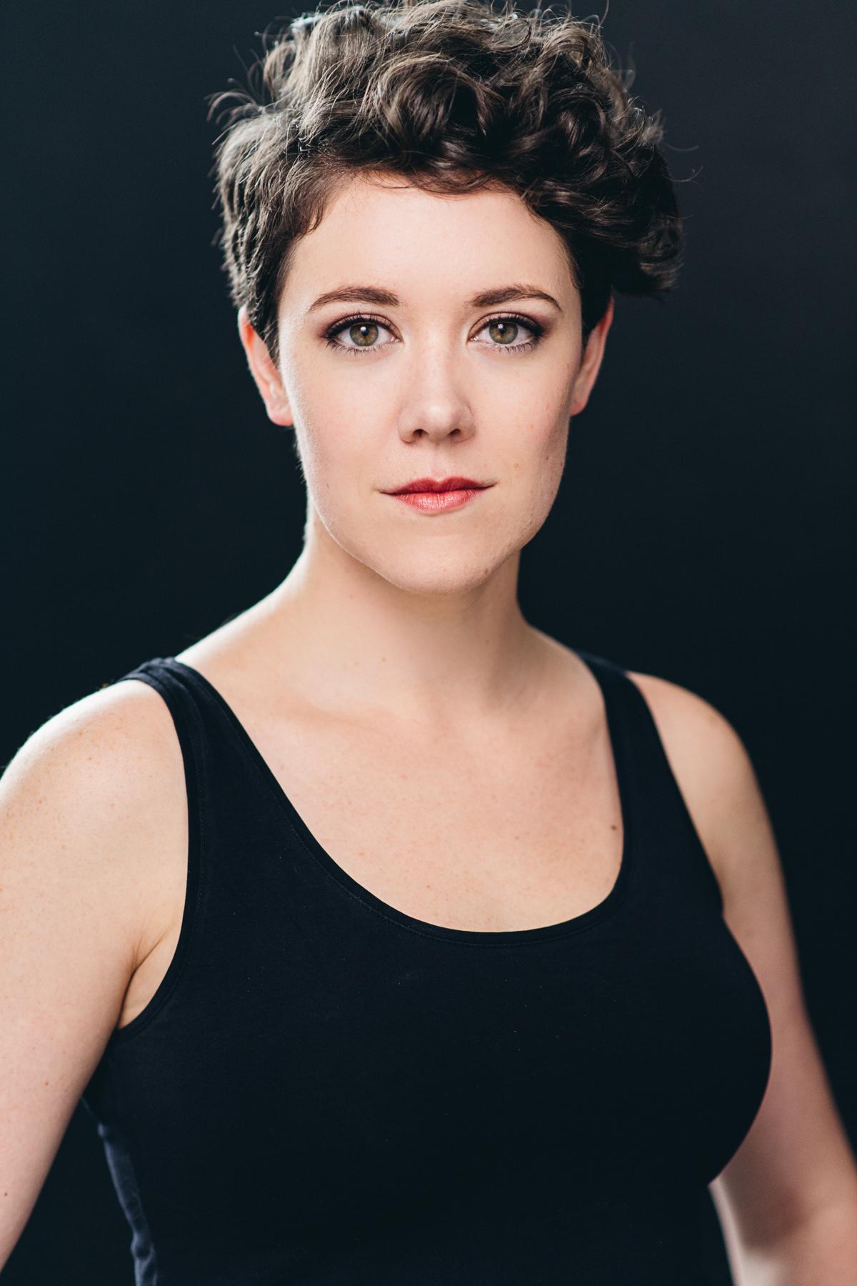 Kira Hall — Biografi Aktor, Film, Penghargaan & Fakta